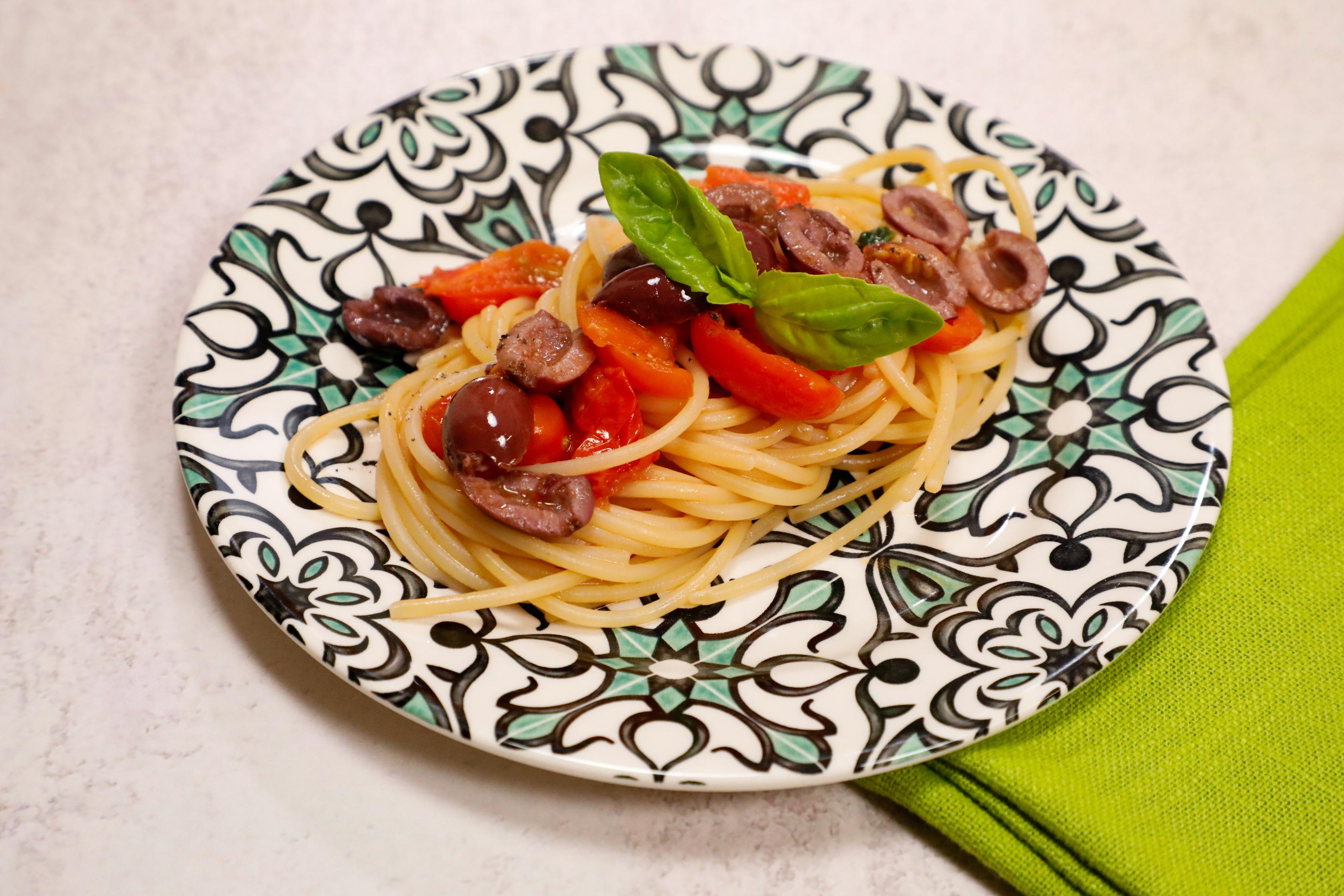 Pasta con Olive Nere e Pomodoro | Ricette | Conad