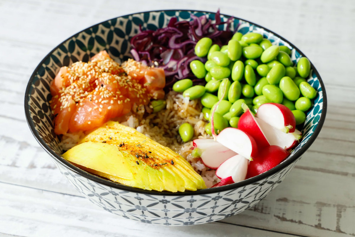 Poke bowl estiva con salmone, riso, mango e cavolo cappuccio | Conad