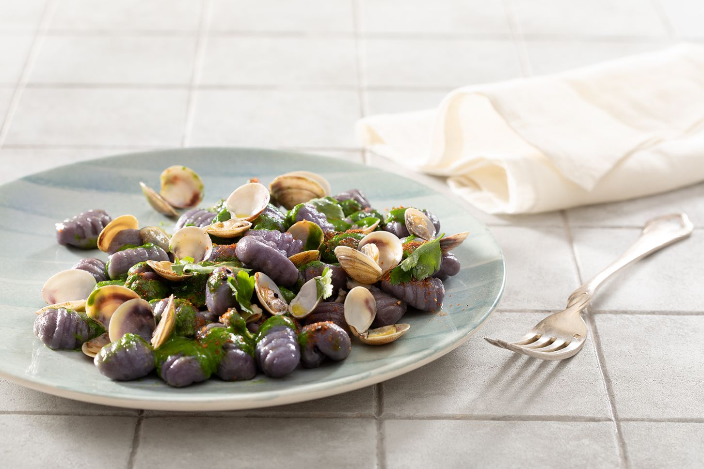 Gnocchetti di patate viola con vongole e pesto di prezzemolo | Conad